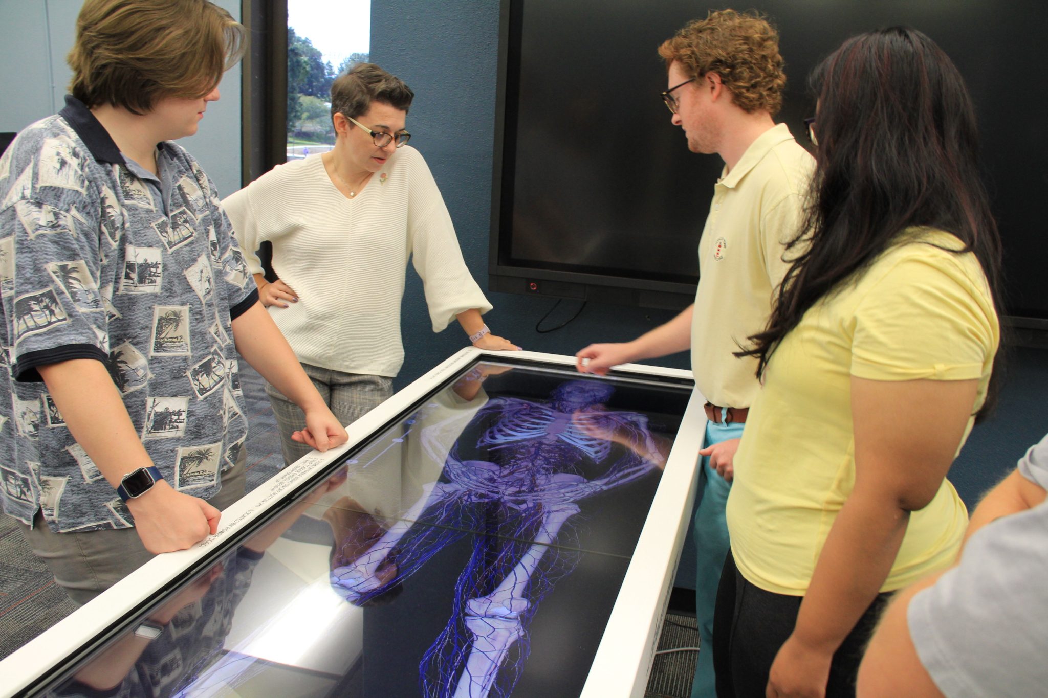 Touch-screen table allows students to perform ‘virtual dissections’ in Cooper Library – Clemson ...